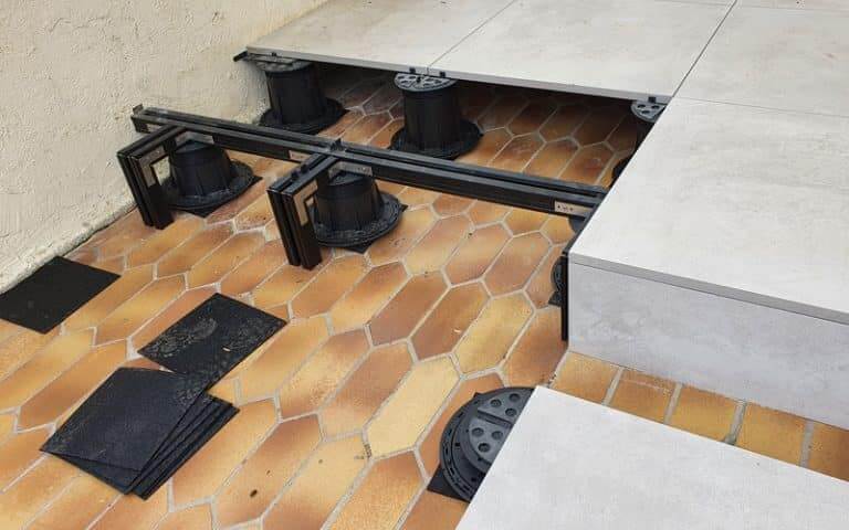 Pourquoi construire une terrasse sur plots ? - Déco et tendances